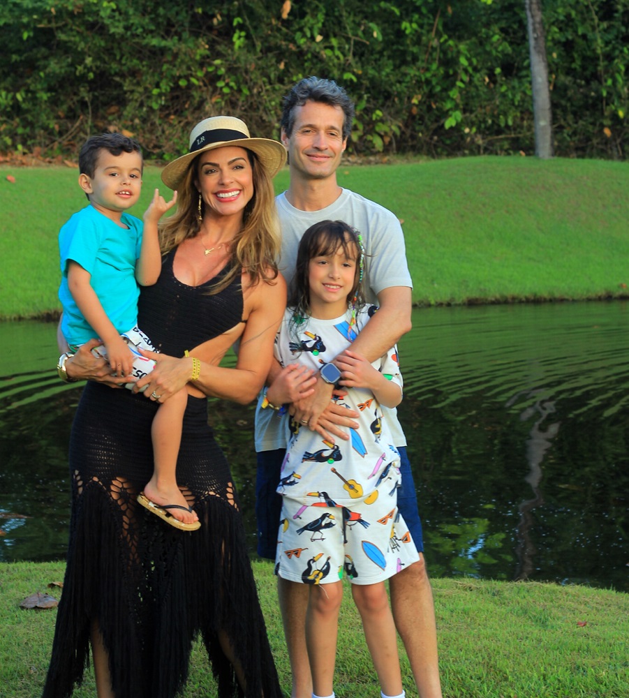 Empresário do Rock In Rio, Rodolfo Medina curte férias na Bahia ao lado ...