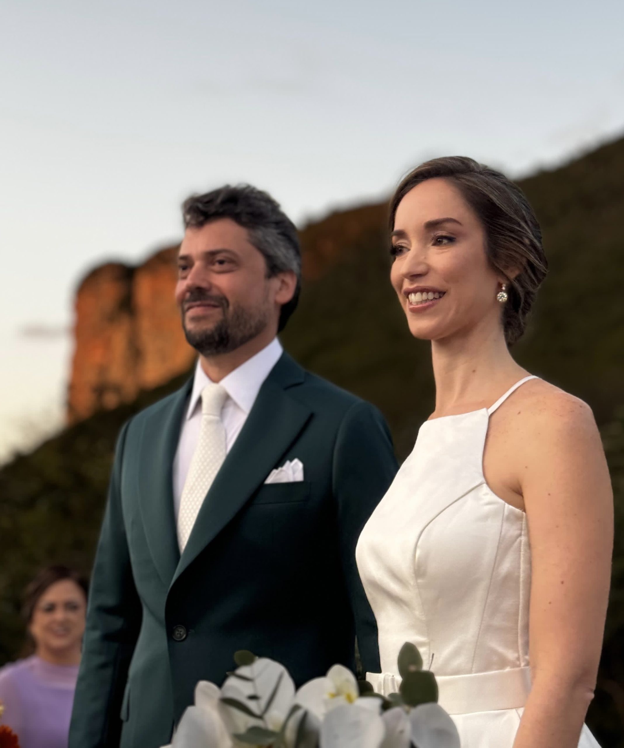 Pedro Valente e Melina Benderoth se casam aos pés do Morro Pai Inácio ...