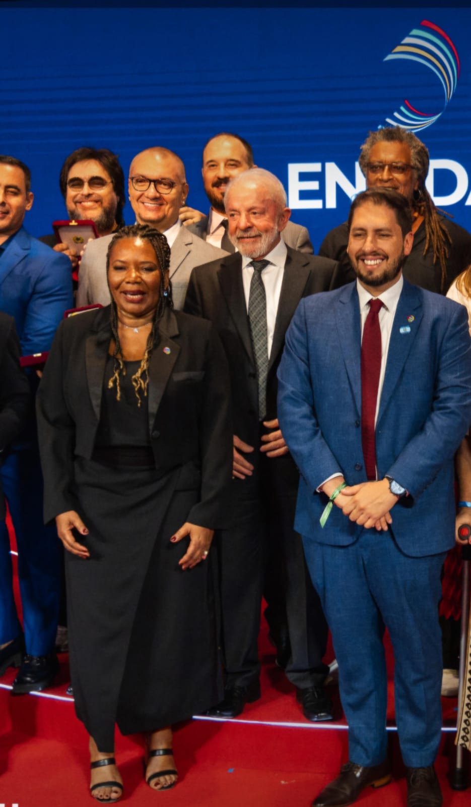 Glória Pires prestigia diretor do Balé Folclórico em entrega de Ordem ...