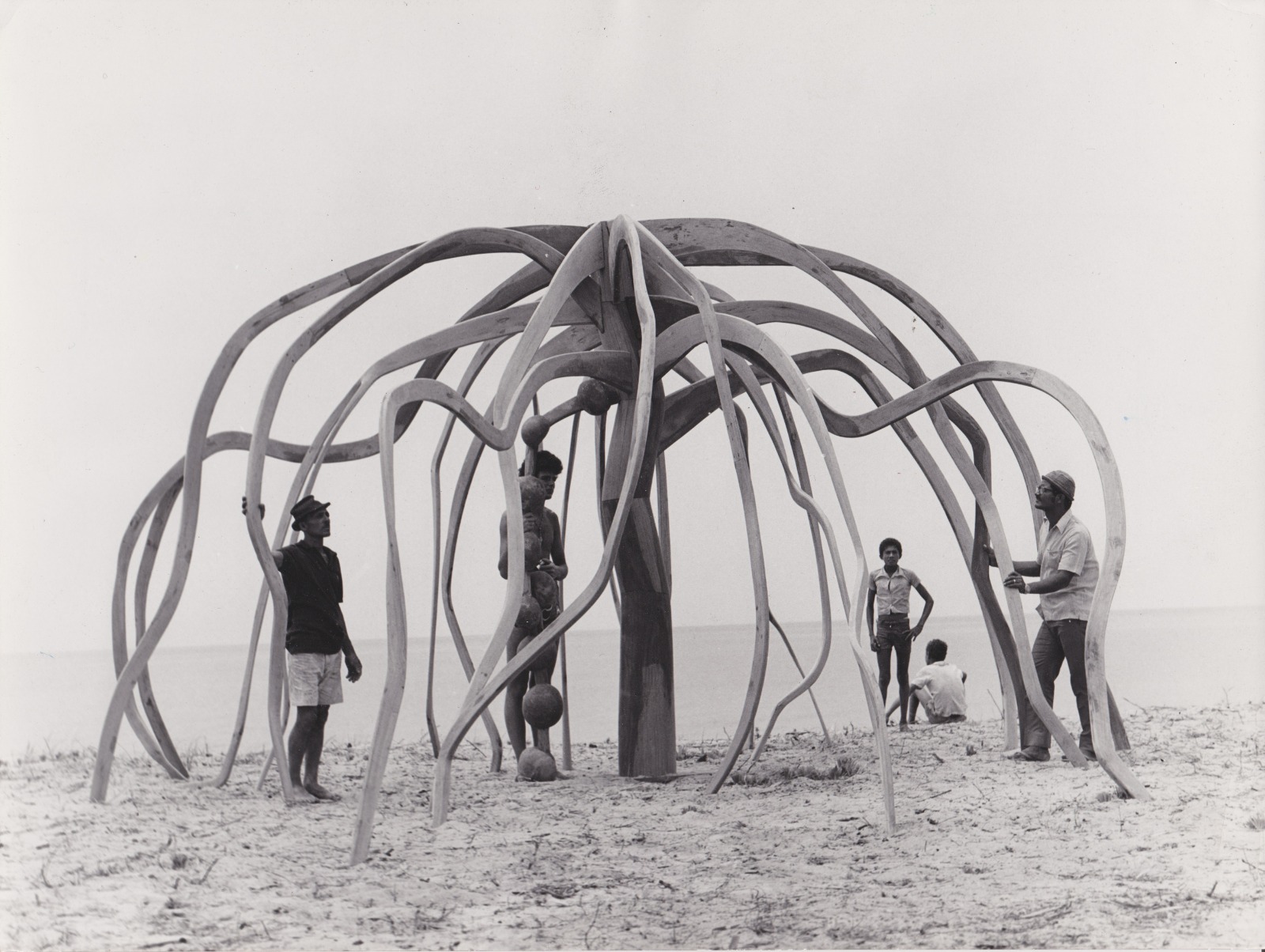 Obras de Frans Krajcberg ocupam o Masp em exposição especial | Alô Alô ...