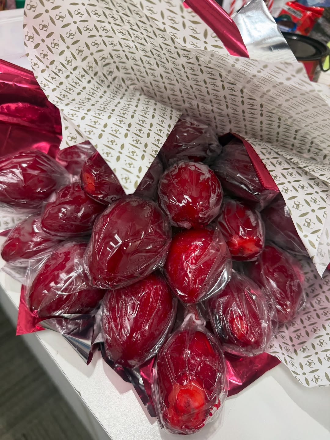 Patrícia Poeta é recepcionada com buquê de morangos do amor ao voltar ...