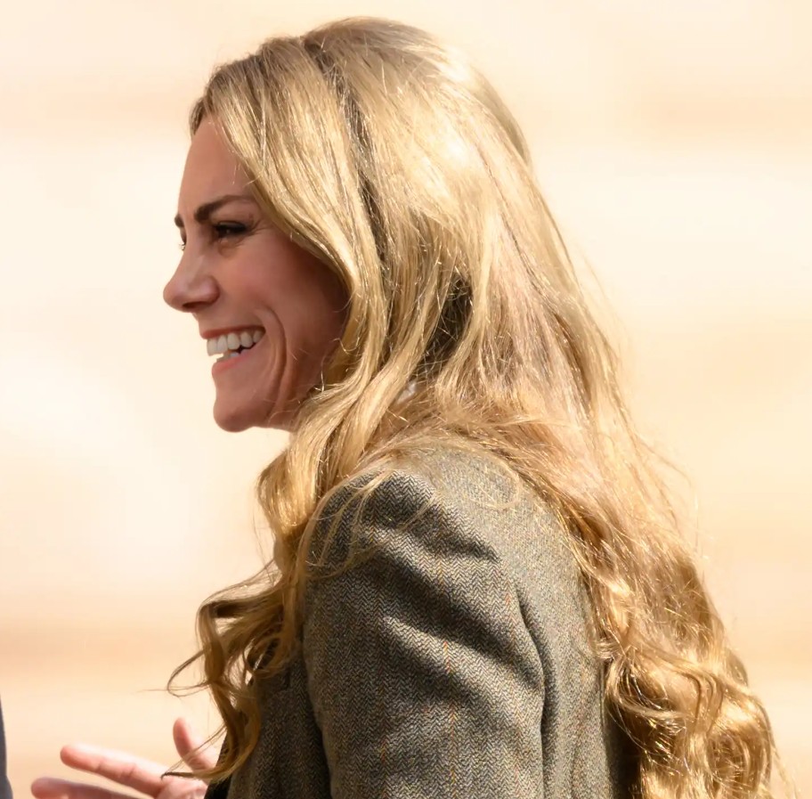 Kate Middleton muda visual e surge loira durante compromisso oficial em ...