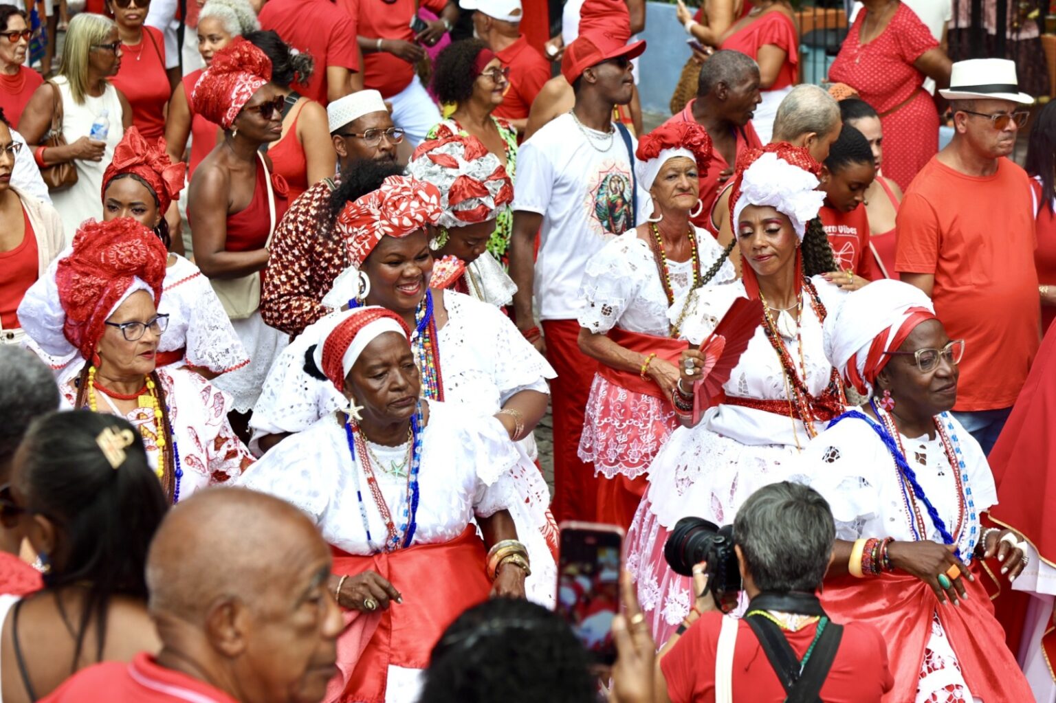Celebração a Santa Bárbara reúne multidão e abre calendário de festas ...