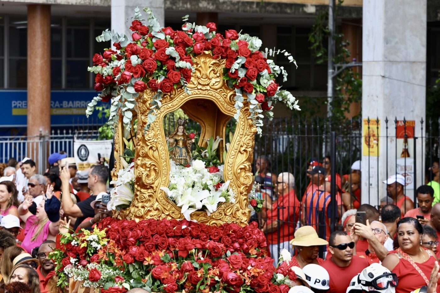 Celebração a Santa Bárbara reúne multidão e abre calendário de festas ...