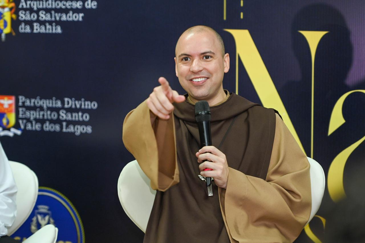 Frei Gilson reúne milhares de fiéis em show de Natal em Salvador; veja ...