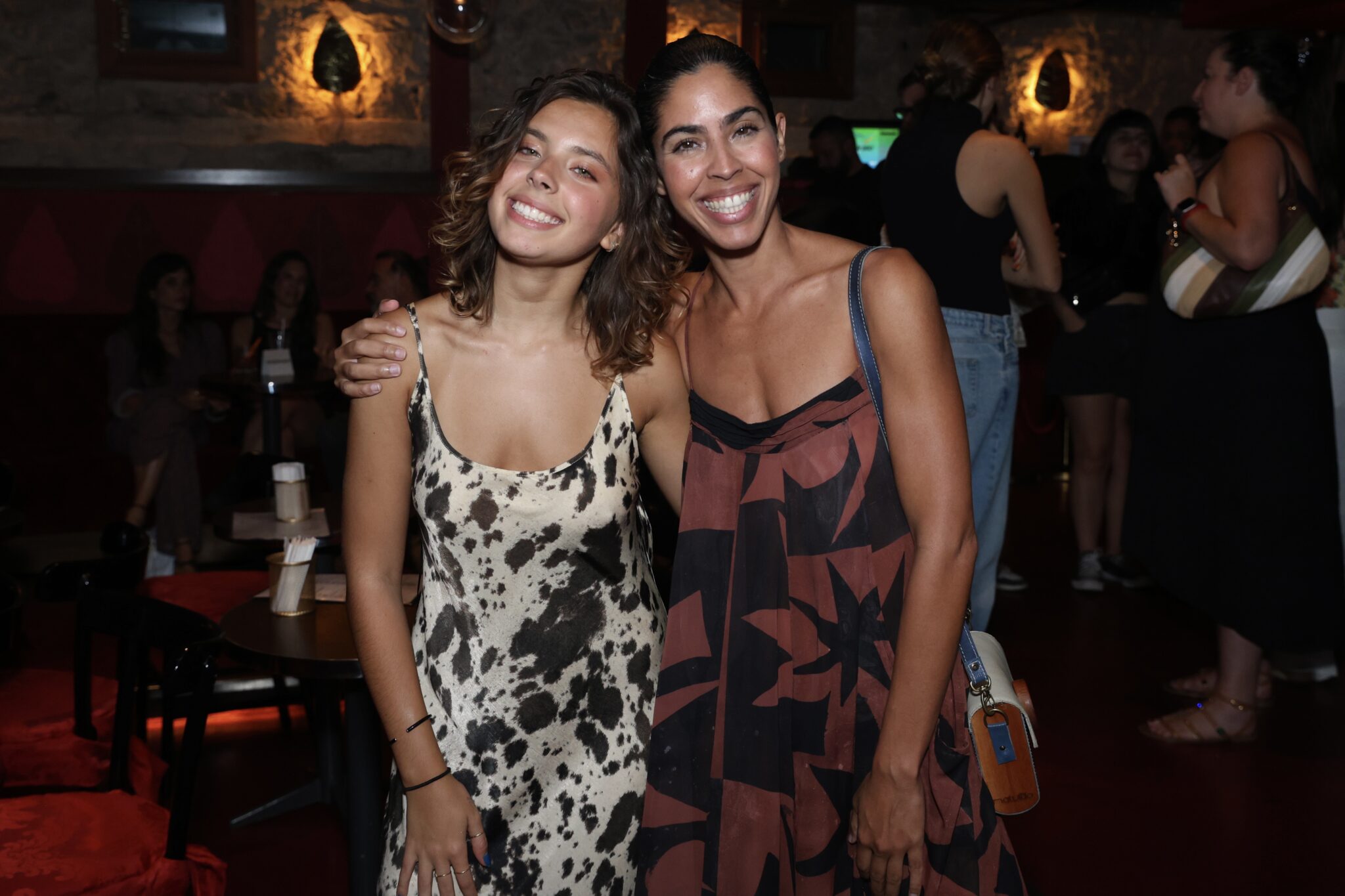 Com presença da família, Flor Gil lança novo EP em show no Rio de ...