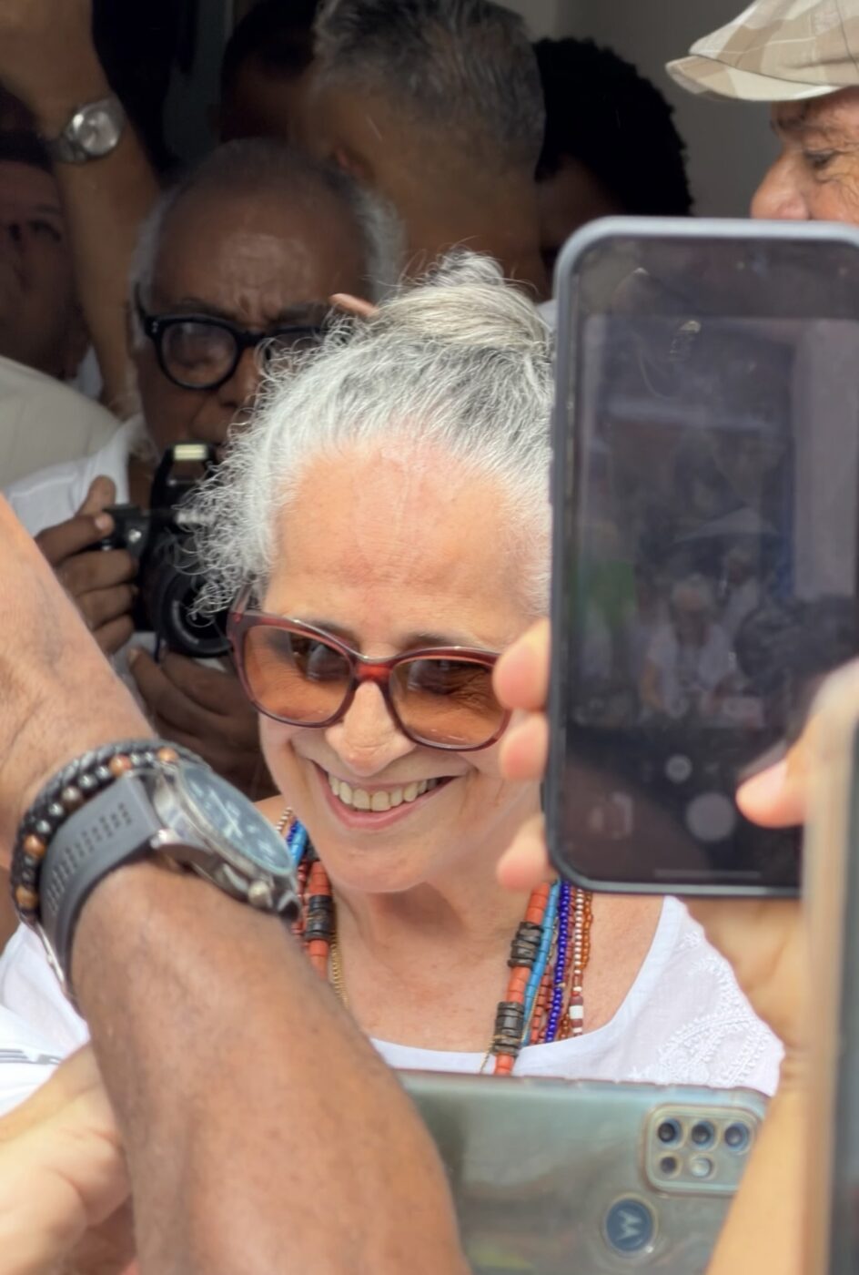 Em Santo Amaro, Maria Bethânia saúda multidão na porta da casa de Dona ...