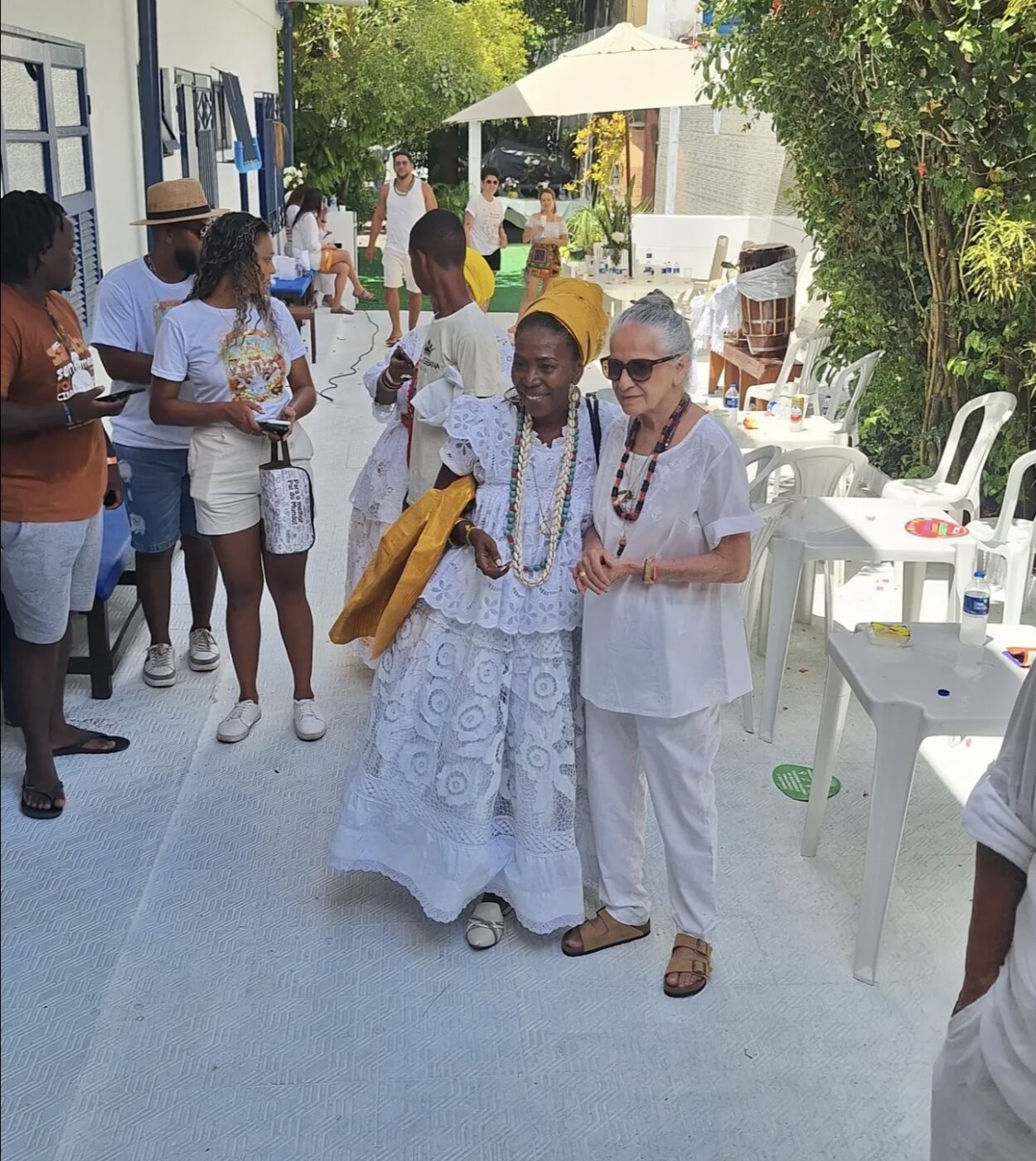 Em Santo Amaro, Maria Bethânia saúda multidão na porta da casa de Dona ...