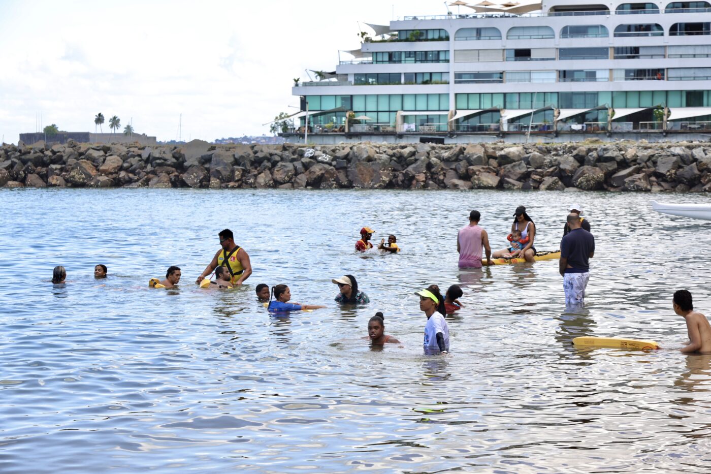 Projeto Mar Sem Barreiras leva banho de mar assistido à Praia da ...