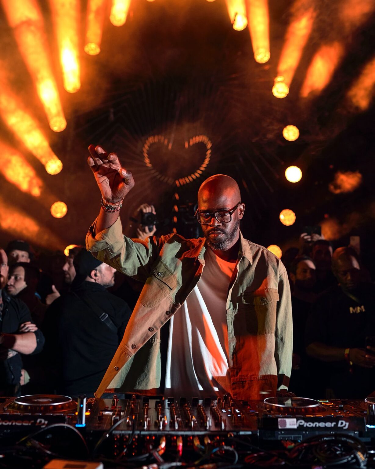 Eleito um dos melhores DJs do mundo, Black Coffee vai se apresentar em ...