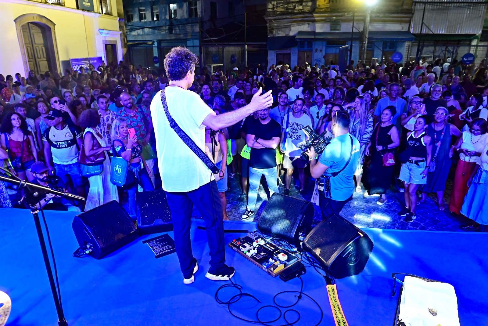 Davi Moraes canta na inauguração da estátua de Moraes Moreira em ...